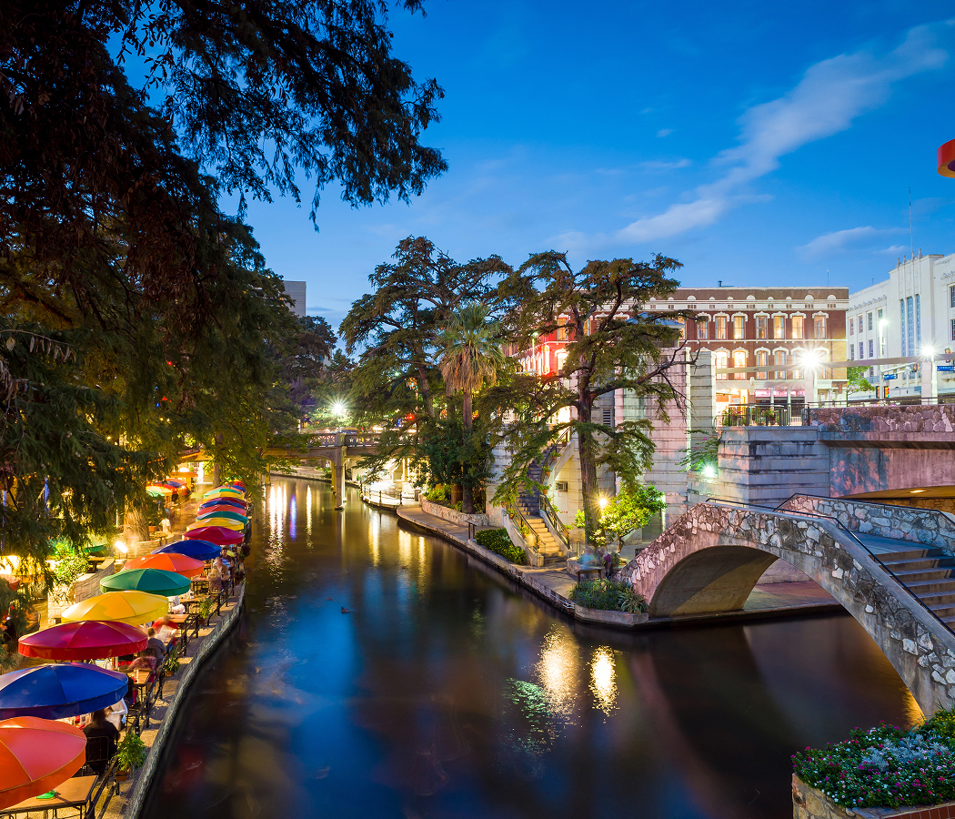 Holiday Inn Express & Suites San Antonio Rivercenter Area